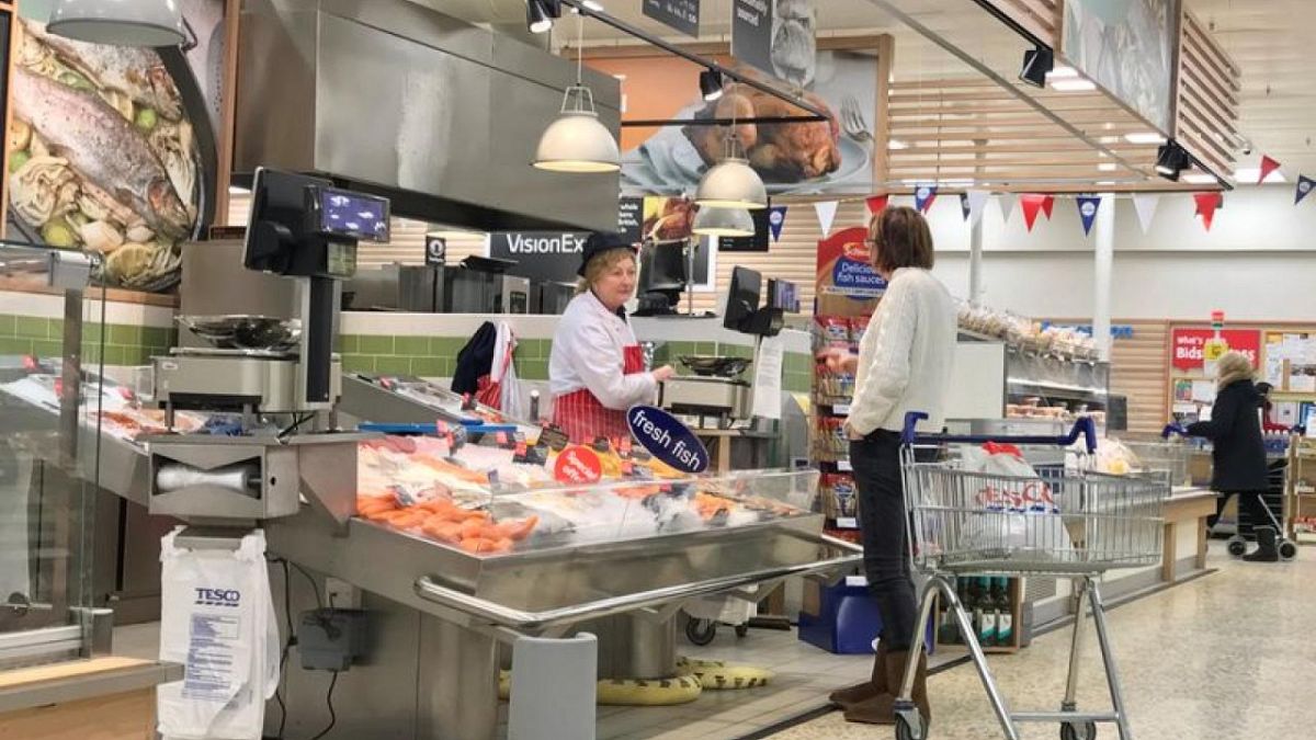 Tesco gives employees 5.8% pay rise amid cost of living crunch | Euronews