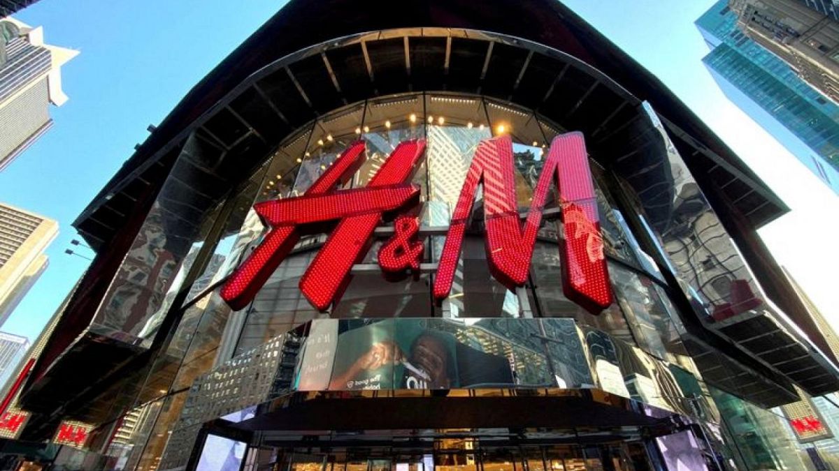 H&M flags more price hikes, profits boosted by fewer discounts | Euronews