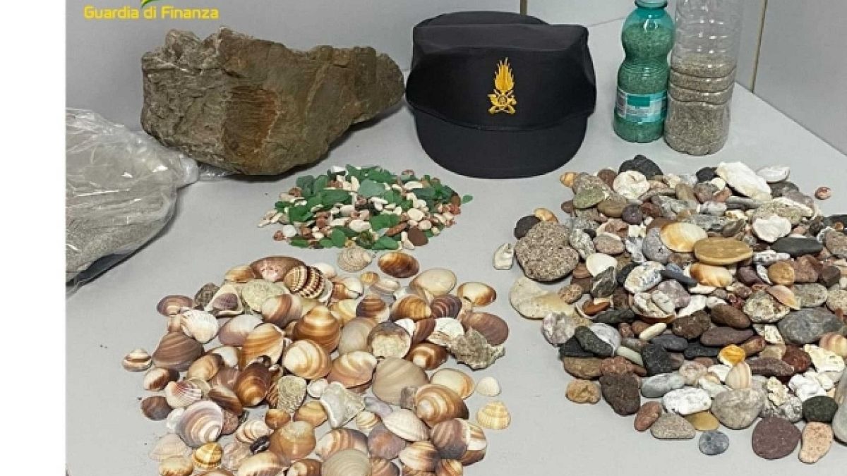 Spiagge sarde depredate, 4,6kg sabbia e ciottoli sequestrati | Euronews