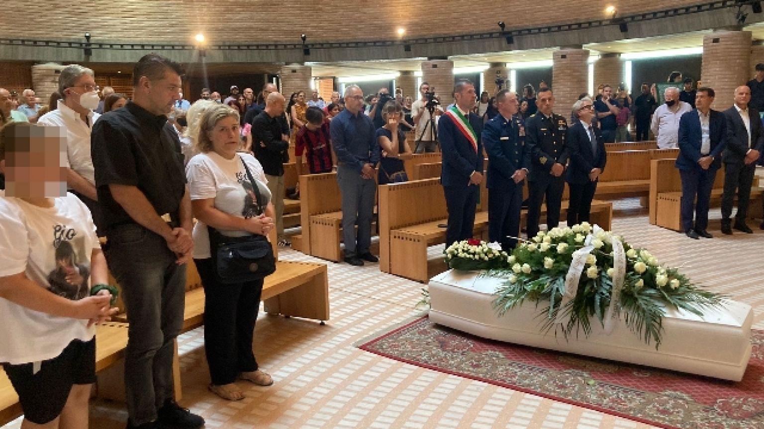 Ragazzo travolto: folla ai funerali, tanti amici di Giovanni | Euronews