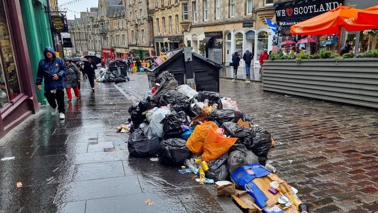 Strike by waste workers in Scotland fills streets with garbage | Euronews