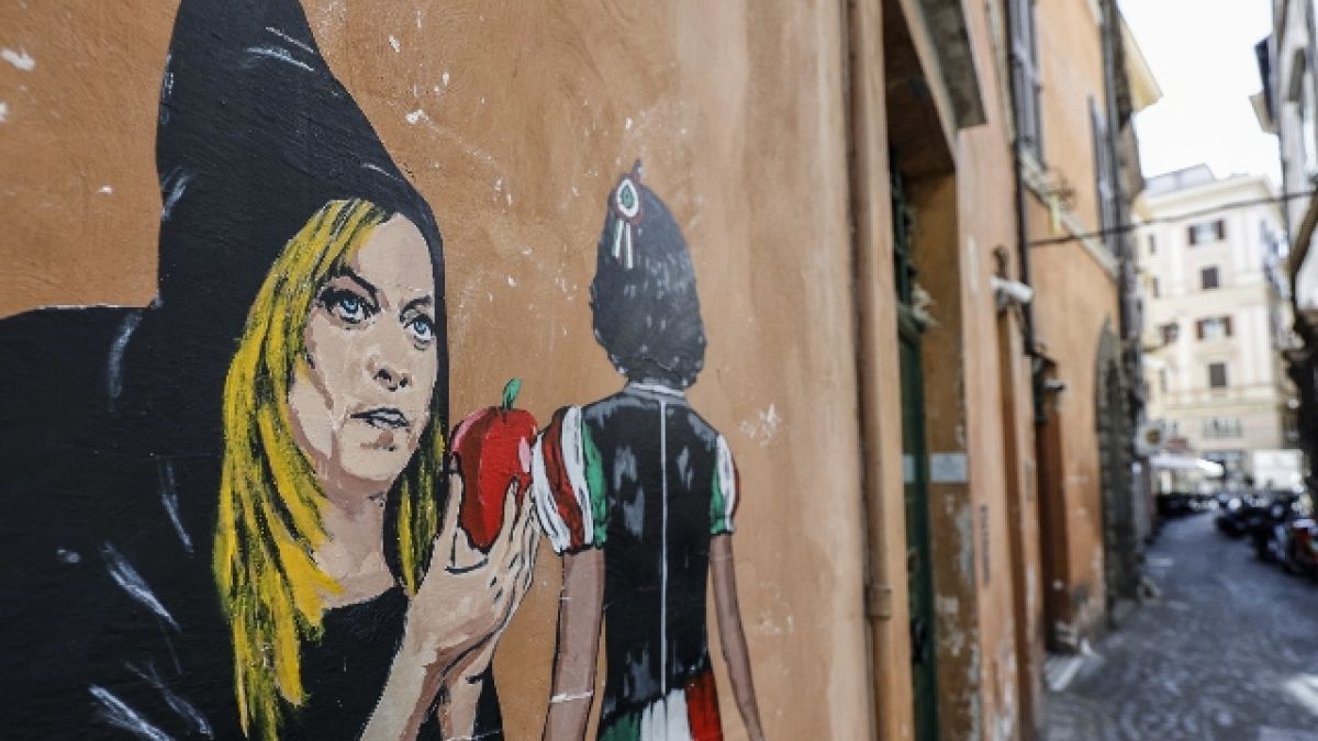 Murales con Meloni 'strega' che porge mela a Biancaneve/Italia | Euronews