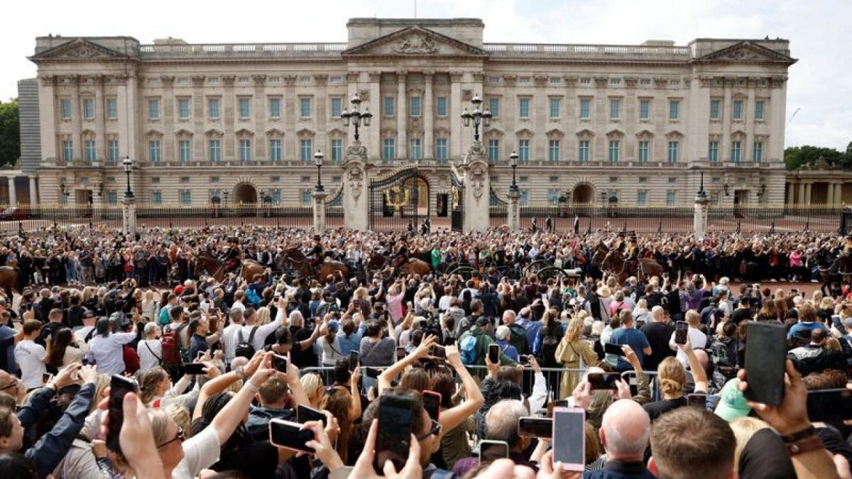 Crowds mourn 'amazing lady' Queen Elizabeth outside royal residences ...