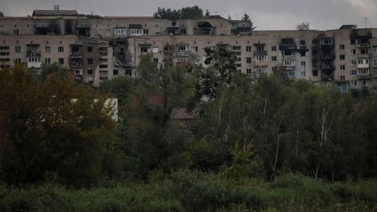 Autoridades ucranianas hallan fosa común con más de 440 cuerpos en ...