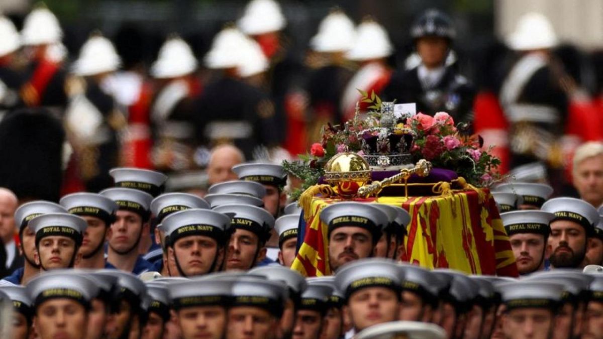 La reina Isabel llega a su última morada tras una despedida ...