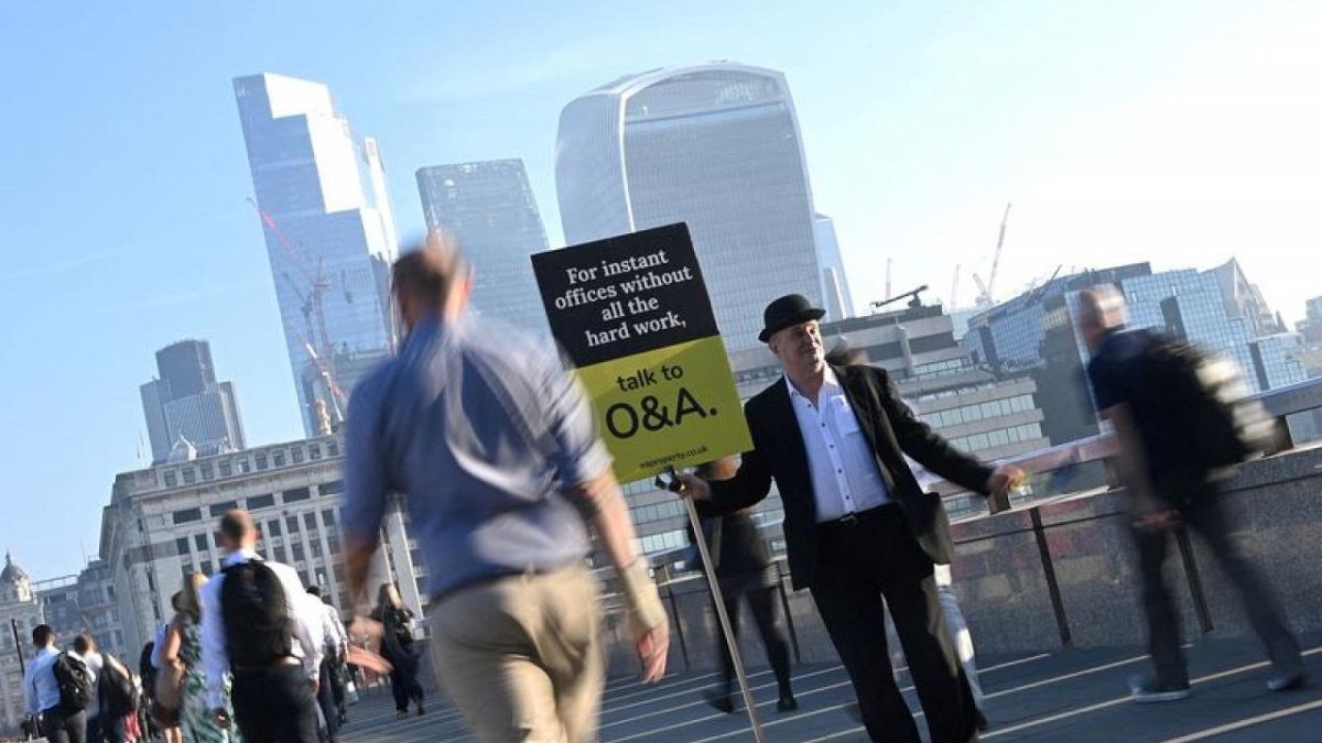 UK pay deals hold at 4% for fifth month - XpertHR | Euronews