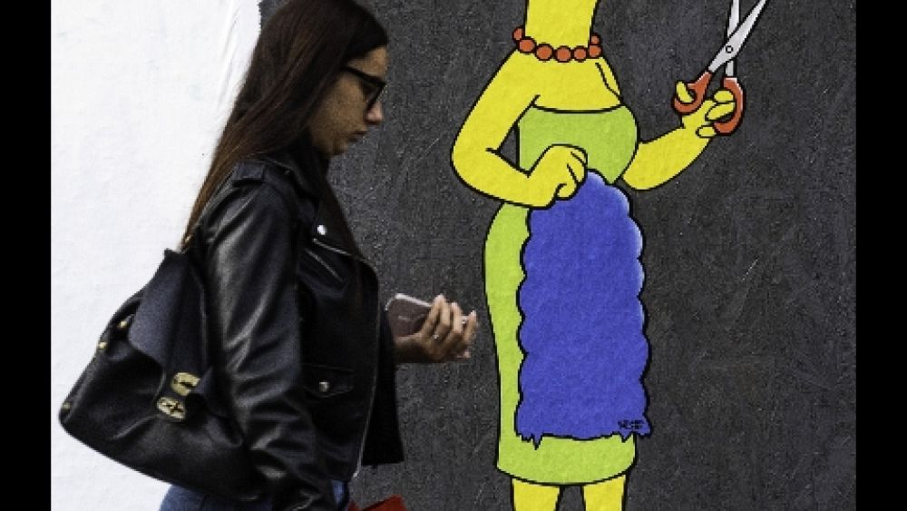 Iran: rimosso murale con Marge Simpson che si taglia capelli | Euronews