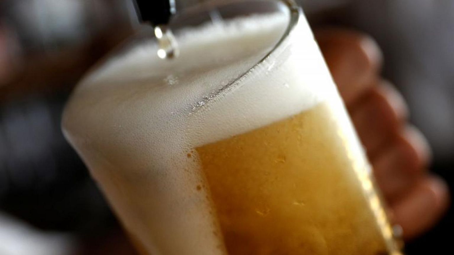 UK beer delivery drivers to strike for five days in pay dispute | Euronews