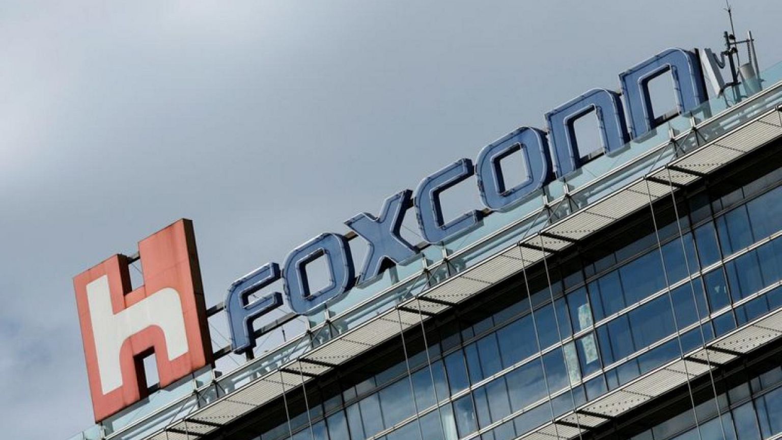 Foxconn says production normal at iPhone plant in China despite COVID curbs | Euronews
