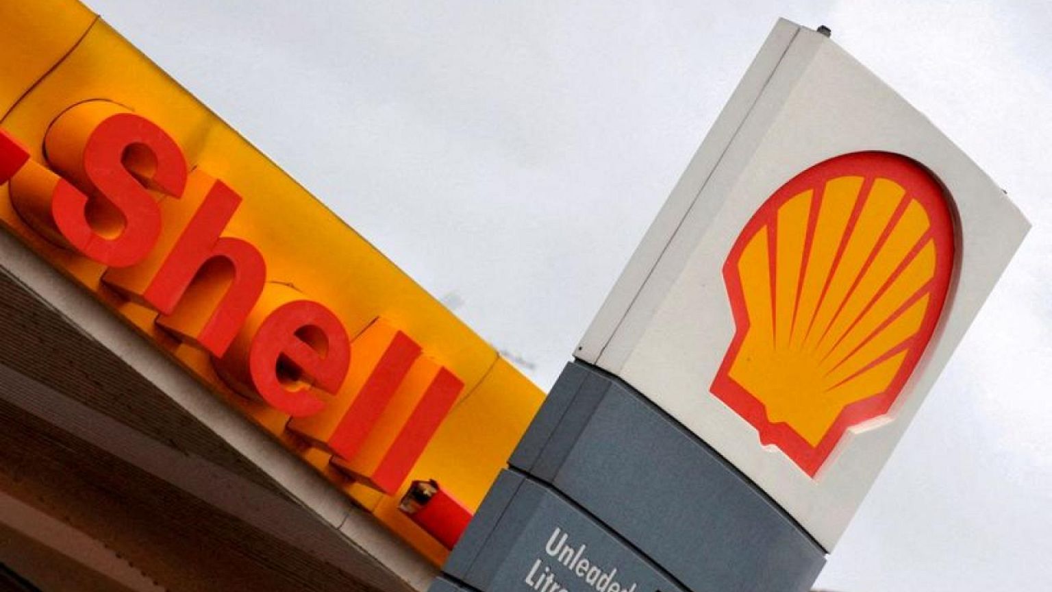 Shell reports drop in profit to $9.45 billion, hikes dividend | Euronews