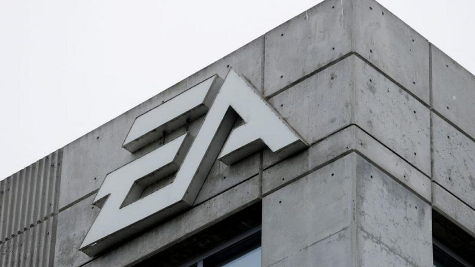EA lowers bookings expectation on strong dollar, gaming slowdown | Euronews