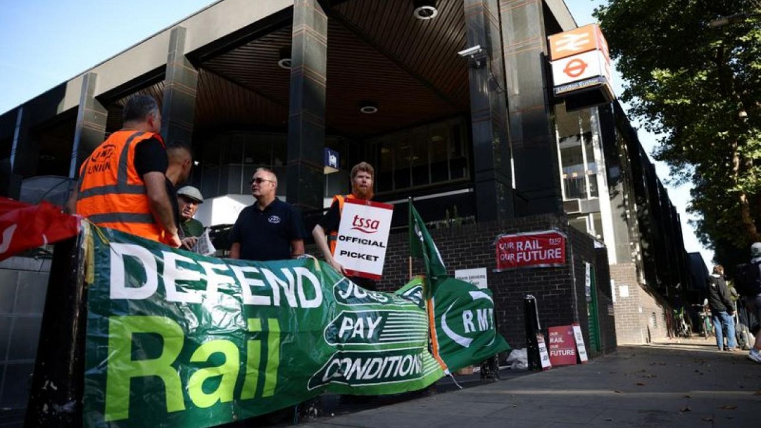 UK union suspends November rail strikes to hold pay talks | Euronews