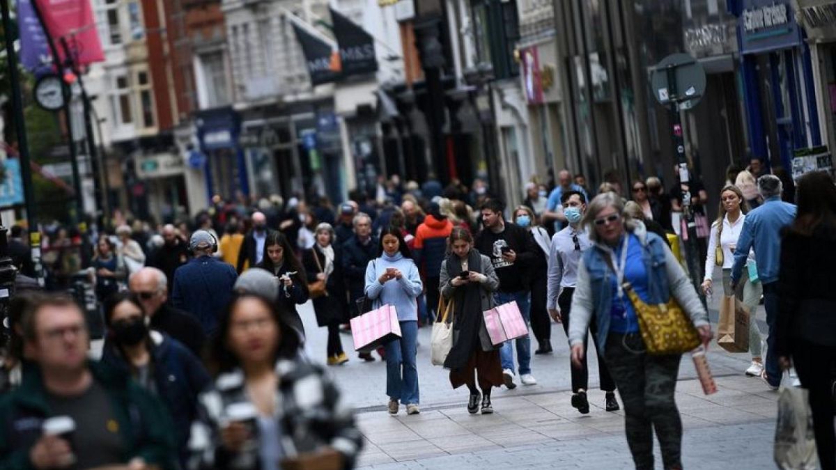 Irish consumer sentiment dips slightly on tech job losses | Euronews