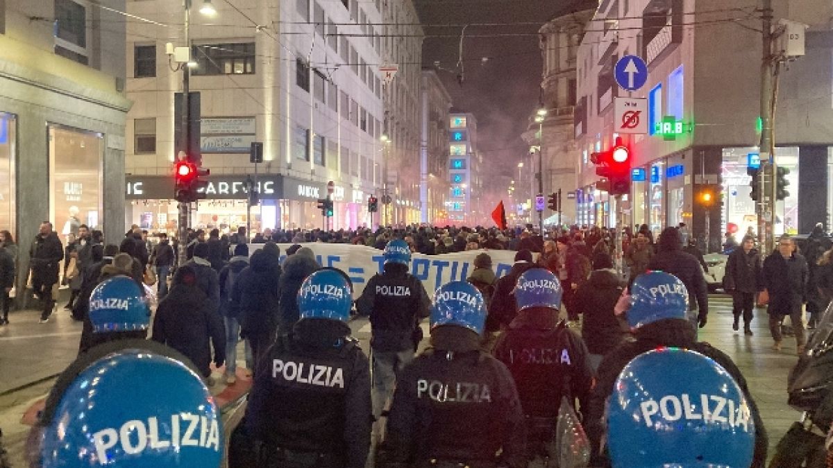 Cospito: a Milano partito il corteo, in strada 150 anarchici | Euronews
