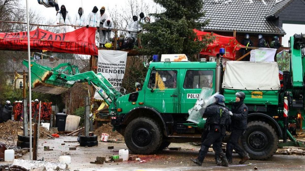 Police clear first buildings in abandoned German coal village | Euronews
