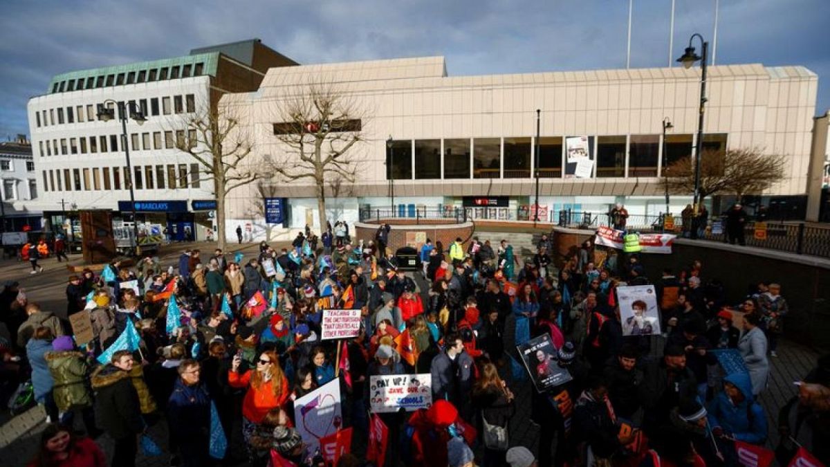 Explainer-Why are half a million Britons on strike? | Euronews