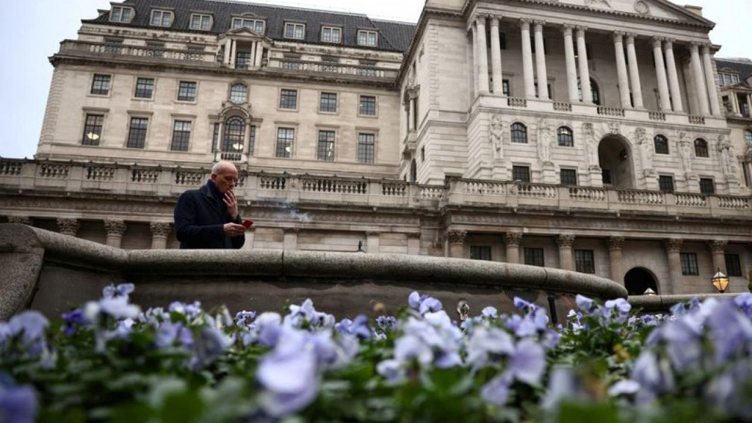 Sterling falls to day's low, gilt yields tumble as BoE signals rates ...