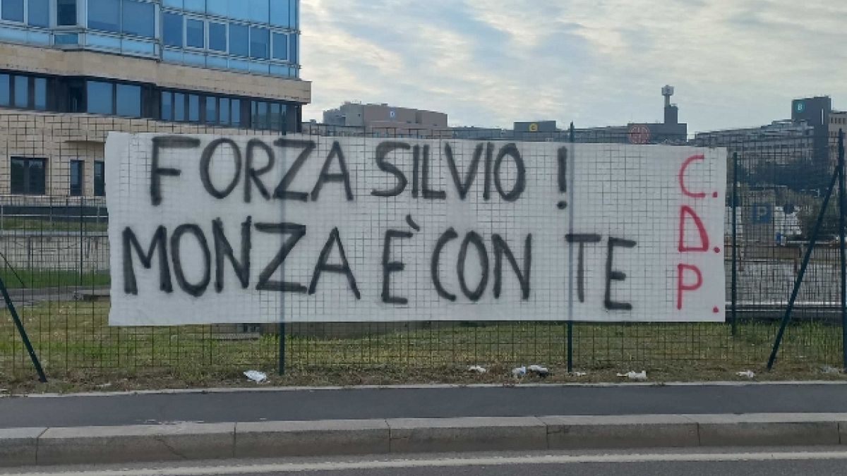 'Forza Silvio, Monza è con te', striscione ultrà al San Raffaele | Euronews