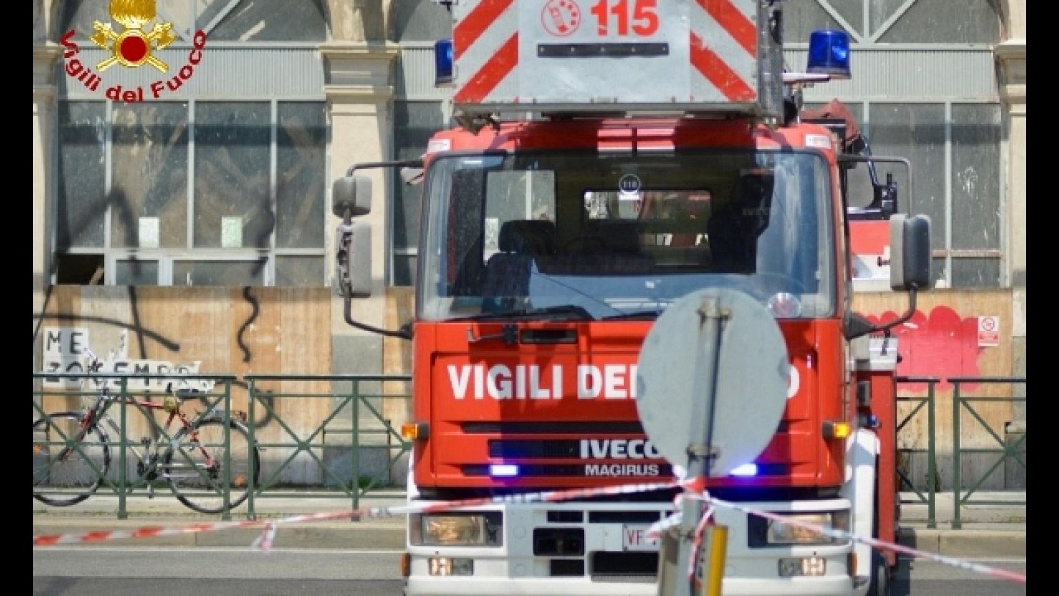 Principio incendio all'hotspot Lampedusa, intervento pompieri | Euronews