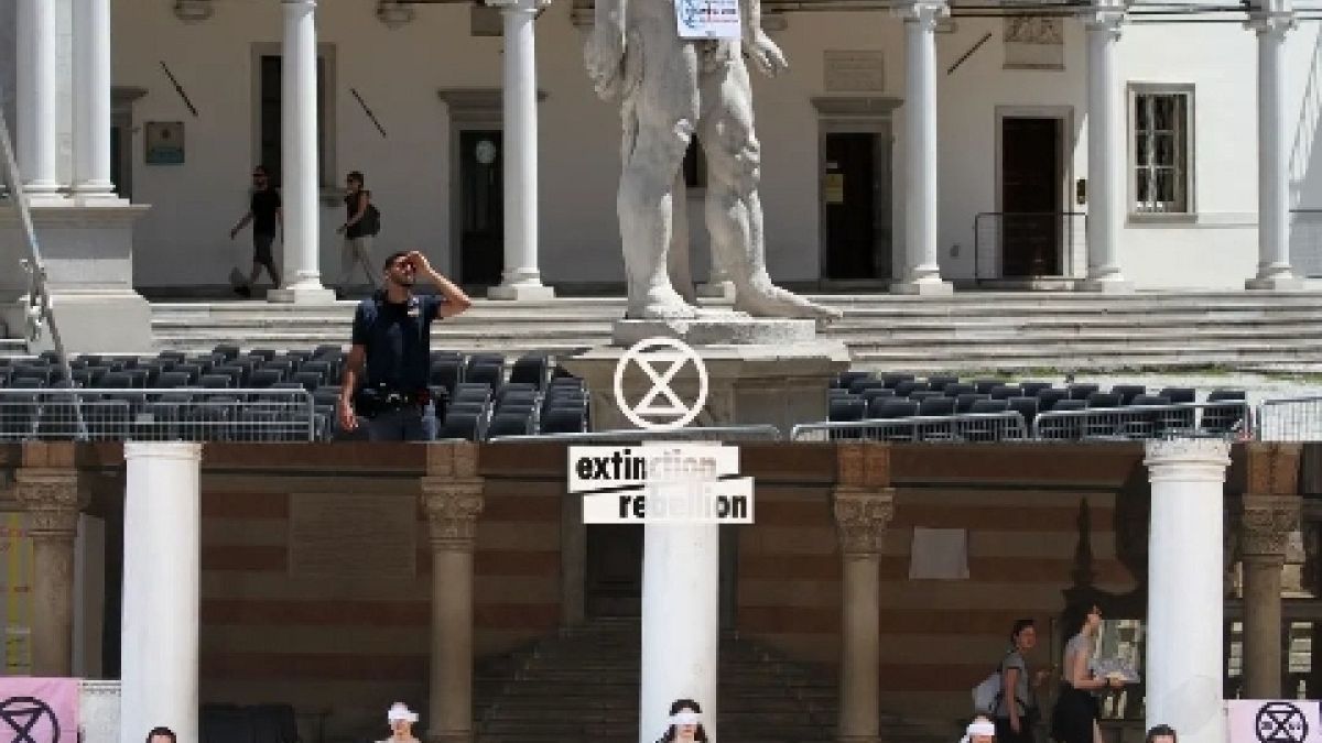 Bendate statue a Udine, 'apriamo gli occhi sul clima' | Euronews