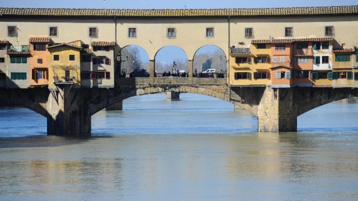 Scrive sue iniziali su pietra del Ponte Vecchio, turista multata | Euronews