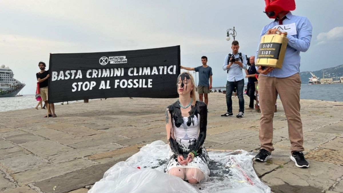 Extinction Rebellion protesta a Trieste contro l'oleodotto Siot | Euronews