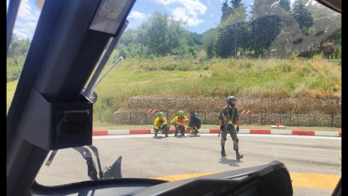 Aeronautica Militare recupera escursionista sul Monte Vettore | Euronews Aeronautica Militare recupera escursionista sul Monte Vettore | Euronews
