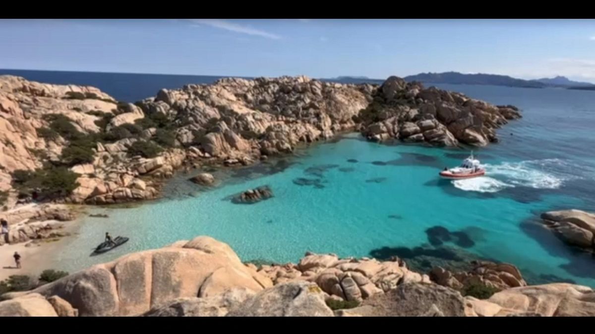 Con le sedie e gazebo dal mare sulla spiaggia protetta a Caprera | Euronews