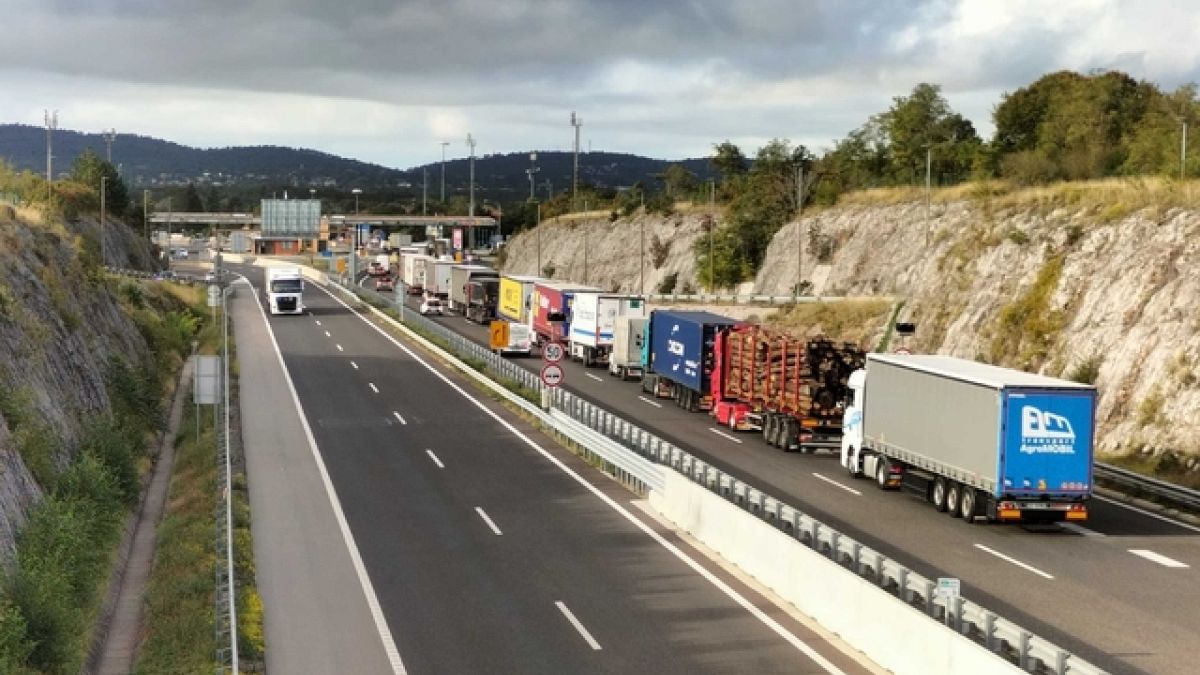 Controlli a confini: coda di camion a Fernetti | Euronews