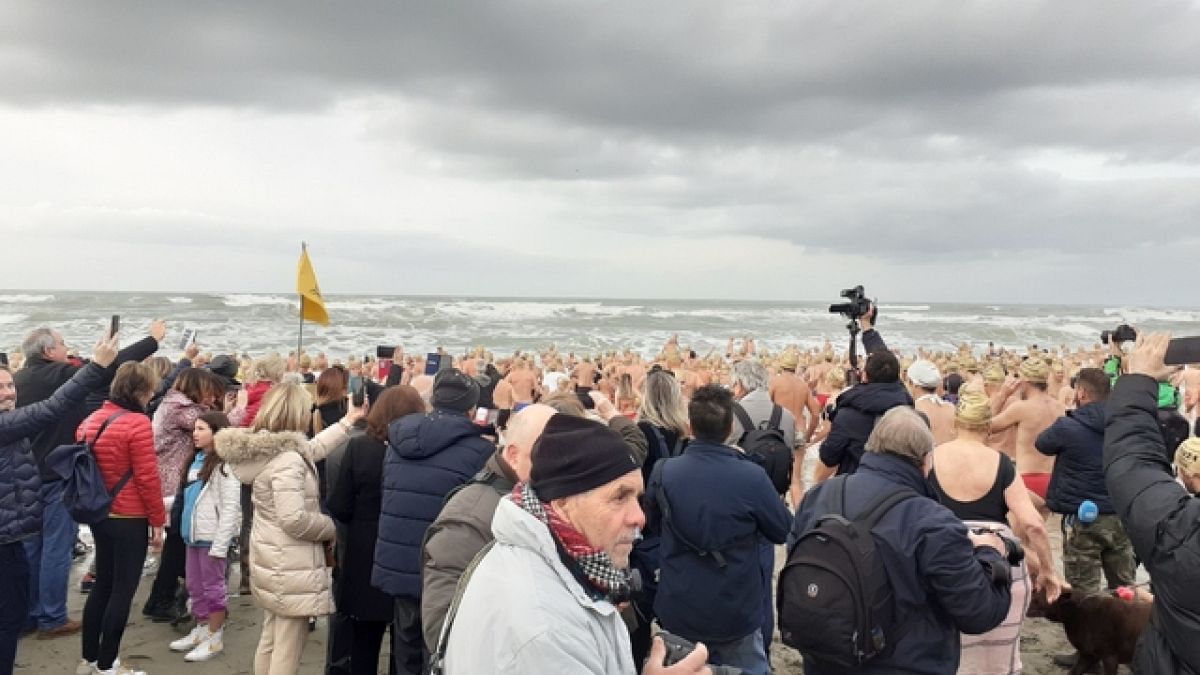 Generale Vannacci al tuffo di Capodanno in mare a Viareggio | Euronews
